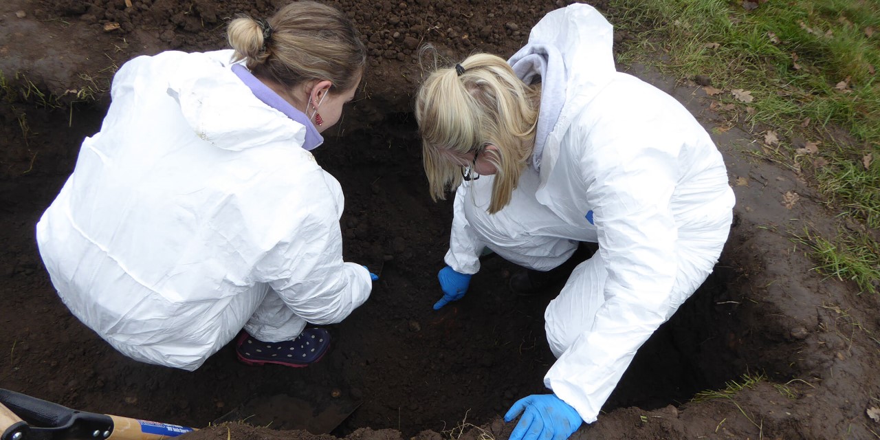 Forensic Science students go grave digging in the mud – and learn there ...